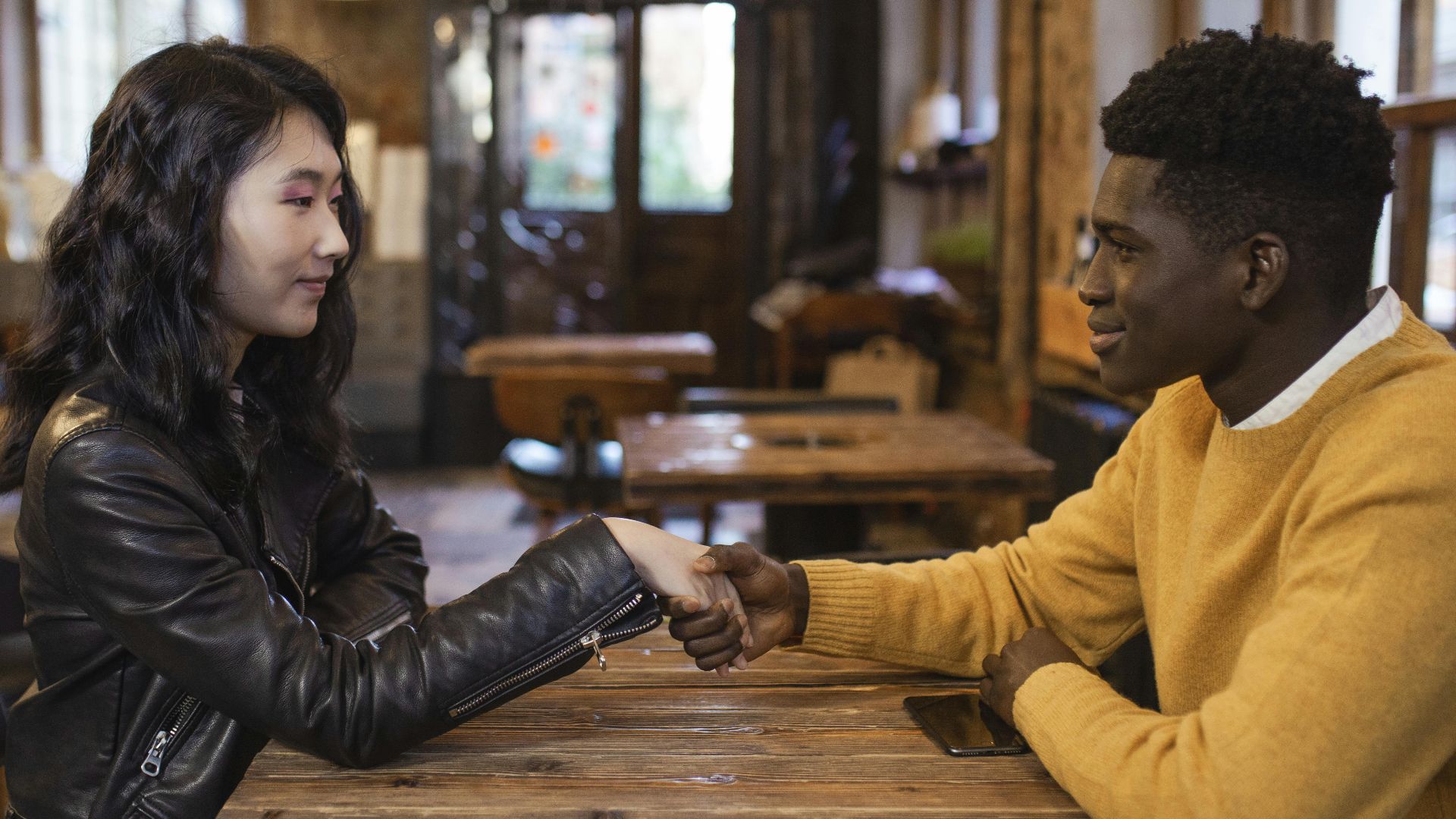 10 Signs Your First Date Is Going Terribly & 10 It's Going Well