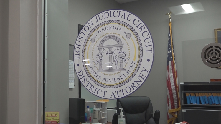 DA: 17-year-old pleads guilty to armed robbery of a store in Warner ...