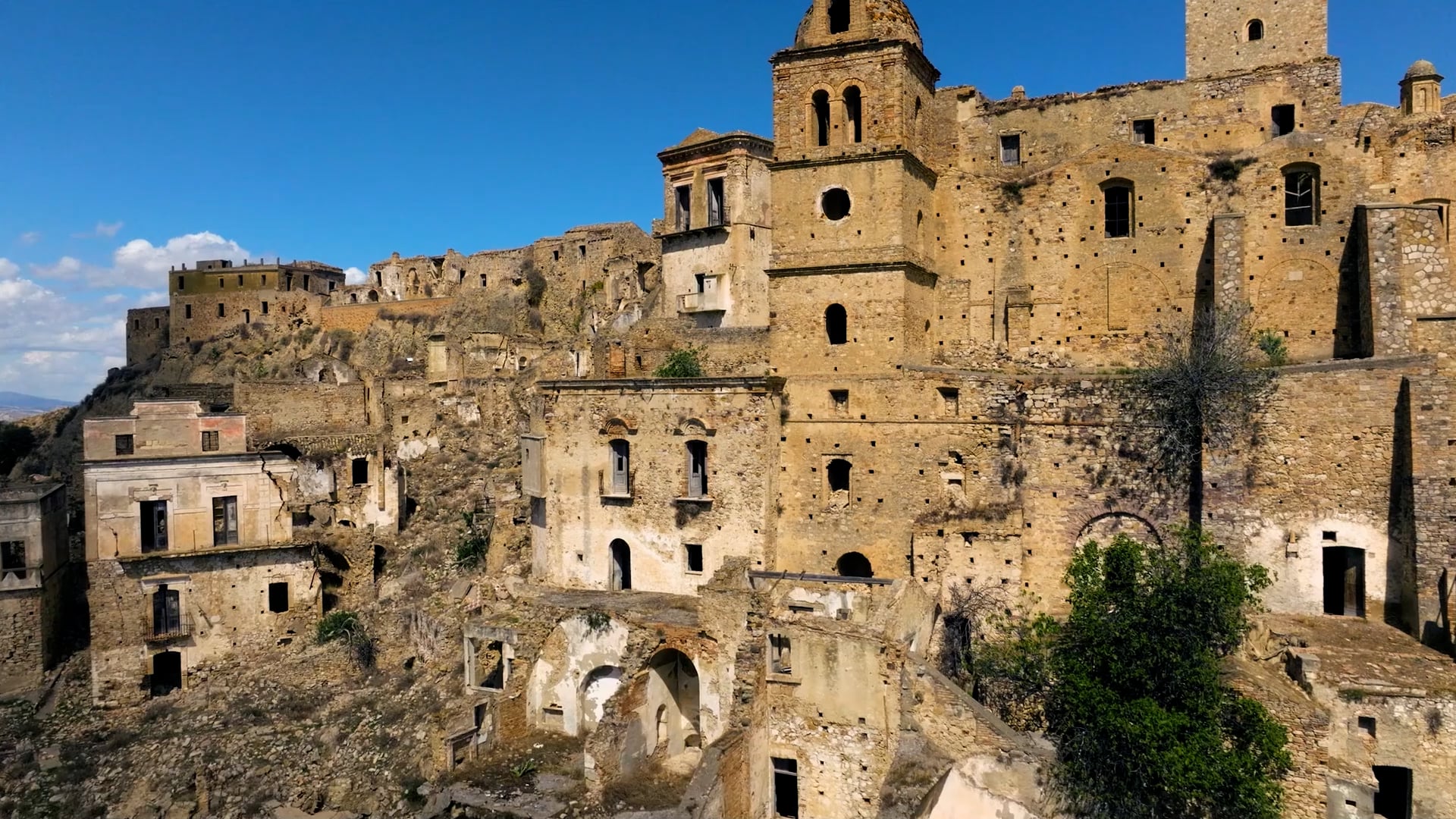 Sorvolando la città fantasma d'Italia: le rovine cinematografiche di Craco