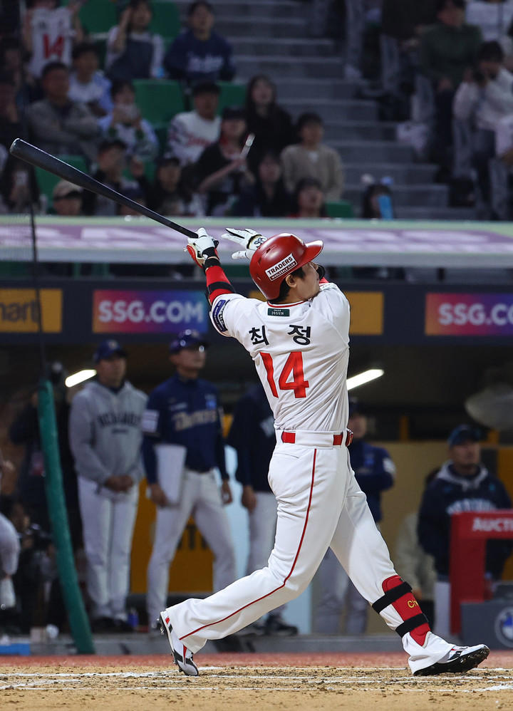 '꾸준함이 위대함으로' SSG 최정, KBO 사상 최초 통산 500홈런 고지! 팀은 NC에 역전승 쾌거