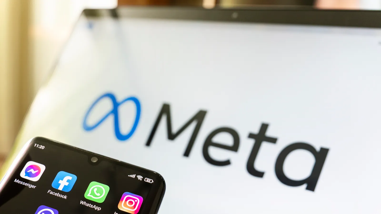 Meta adds scam warnings in WhatsApp and Messenger for older adults