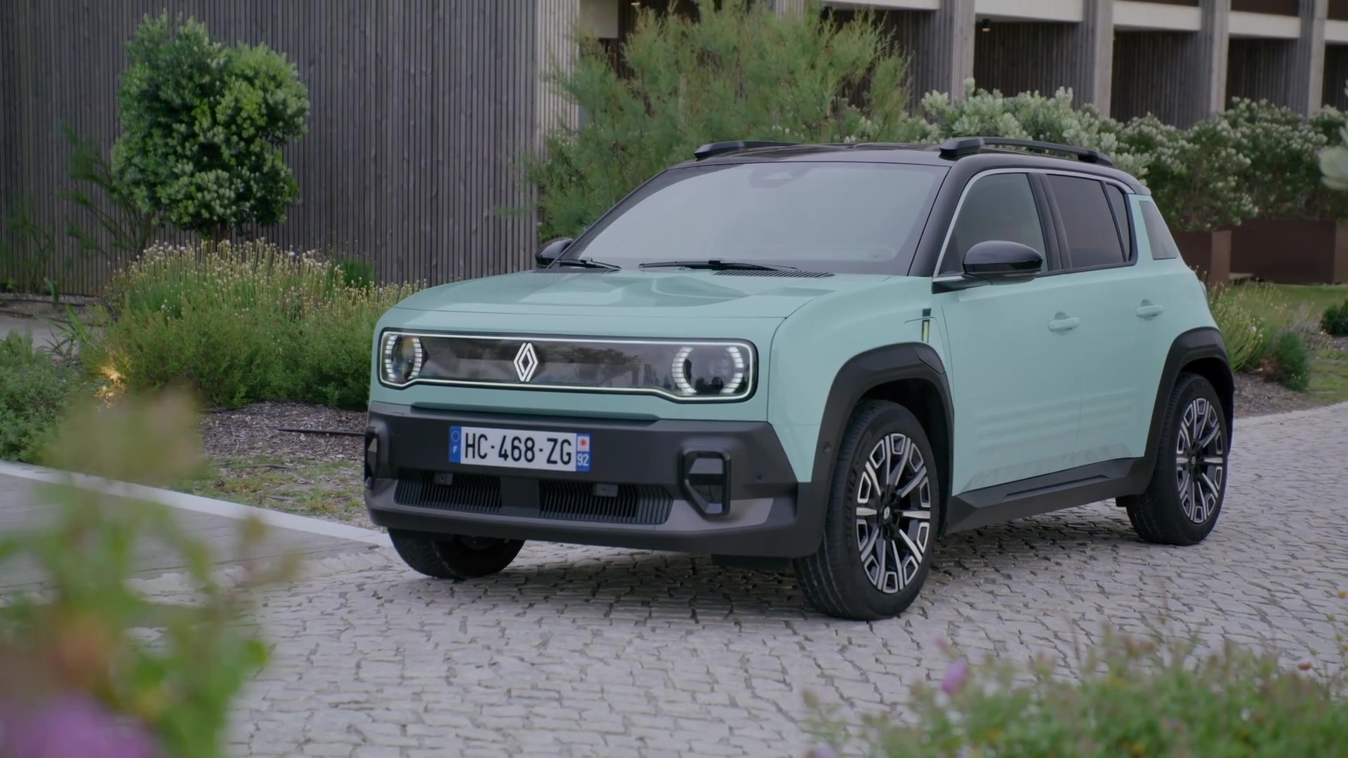Renault 4 E-Tech electric Iconic Exterior Design in Hauts-de-France Green