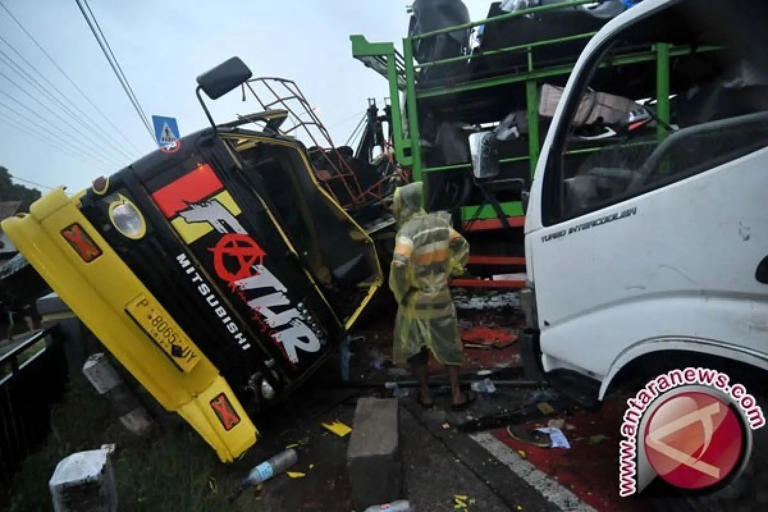 Truk Tangki BBM Tabrak Tiga Ruko di Cakung, Sopir Sempat Terjepit