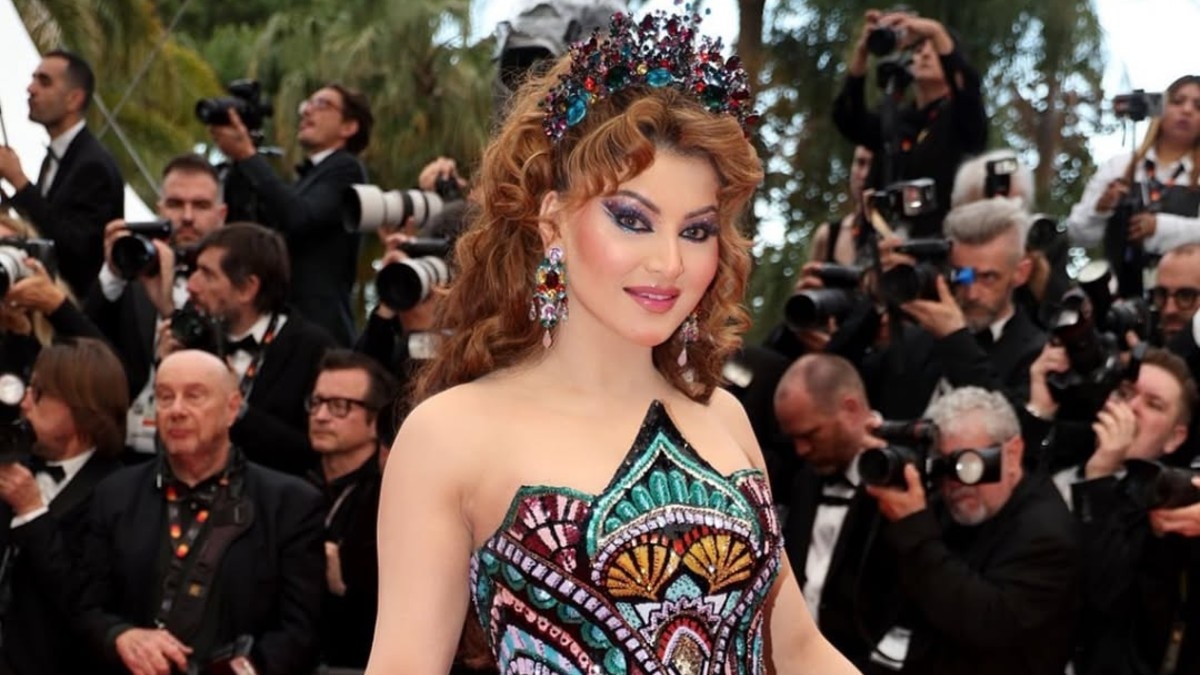 Urvashi Rautela Turns Heads At Cannes With Rs 4 Lakh Parrot Clutch ...