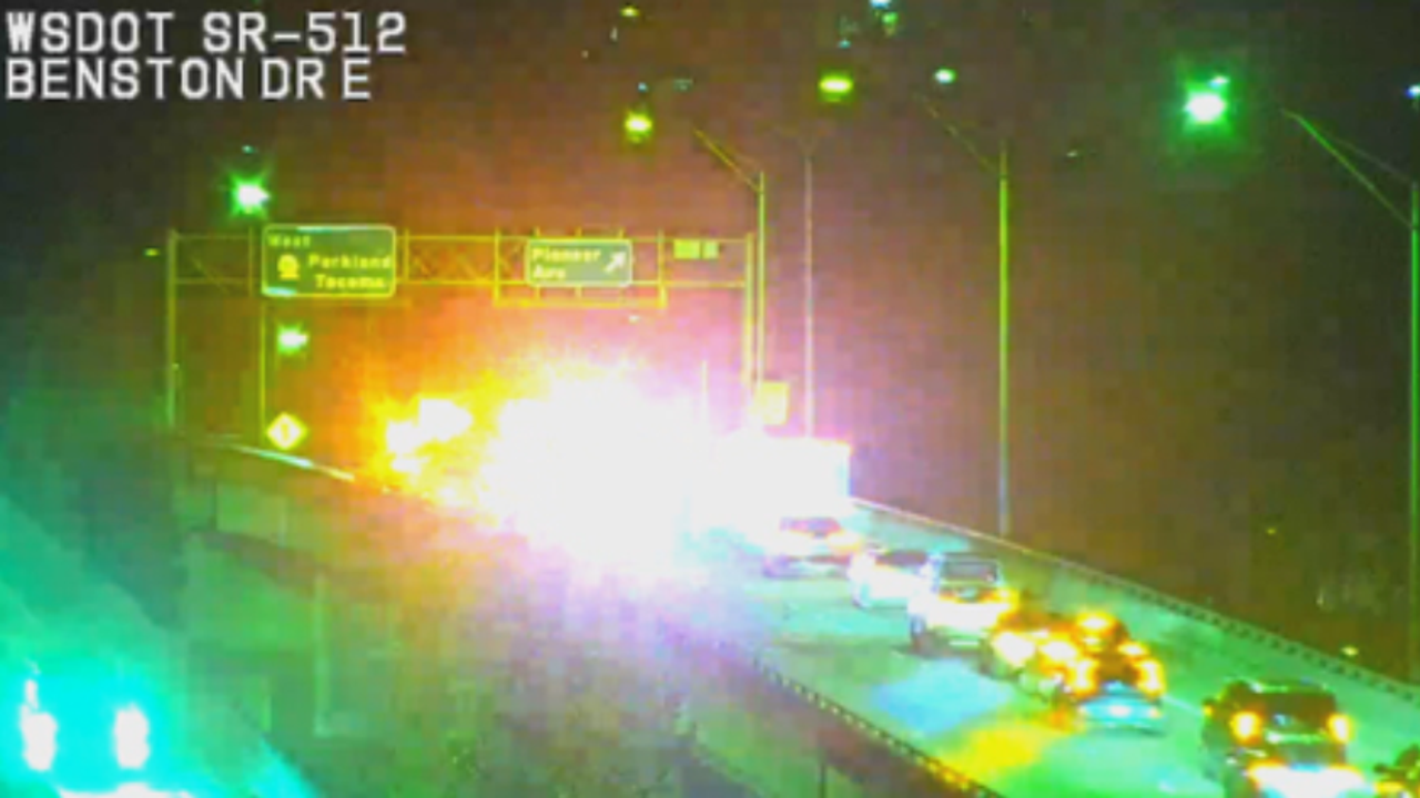 Pursuit ends in crash on SR 512 in Puyallup, suspect jumps from overpass