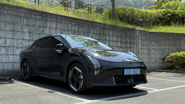 1회 충전 533km 주행…주행성능·거리 다잡은 전기세단 기아 ‘EV4’