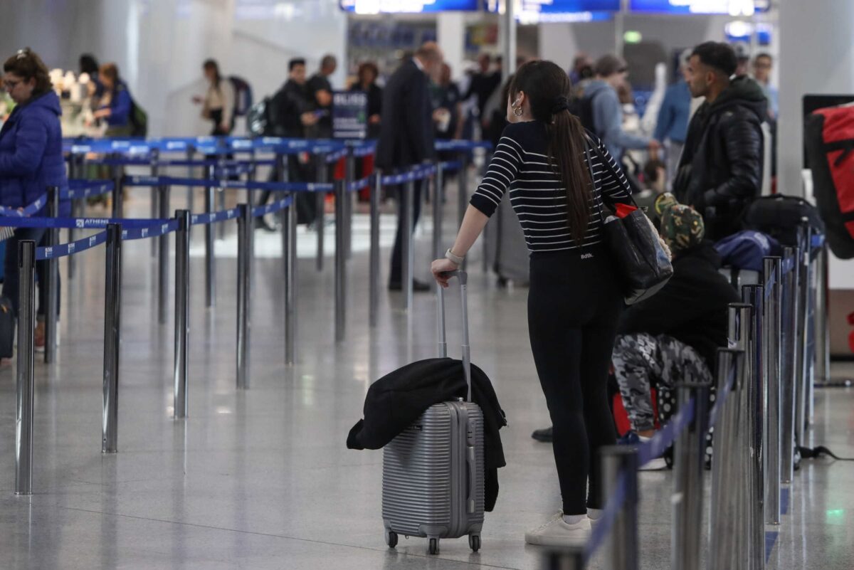 Ηράκλειο: Ιταλός τουρίστας αναστάτωσε ολόκληρη πτήση για ένα αναψυκτικό