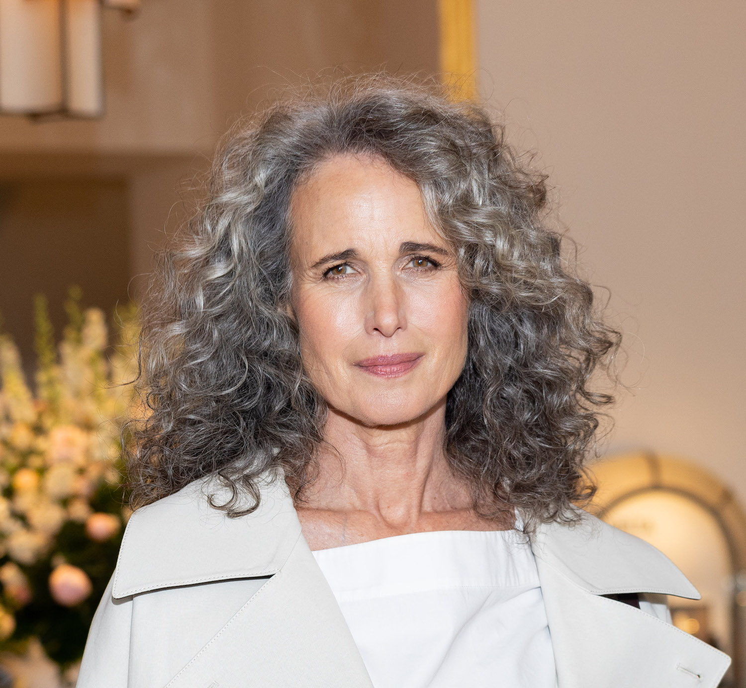 Andie MacDowell a Cannes 2025: i ricci grigi (in due versioni) simbolo ...