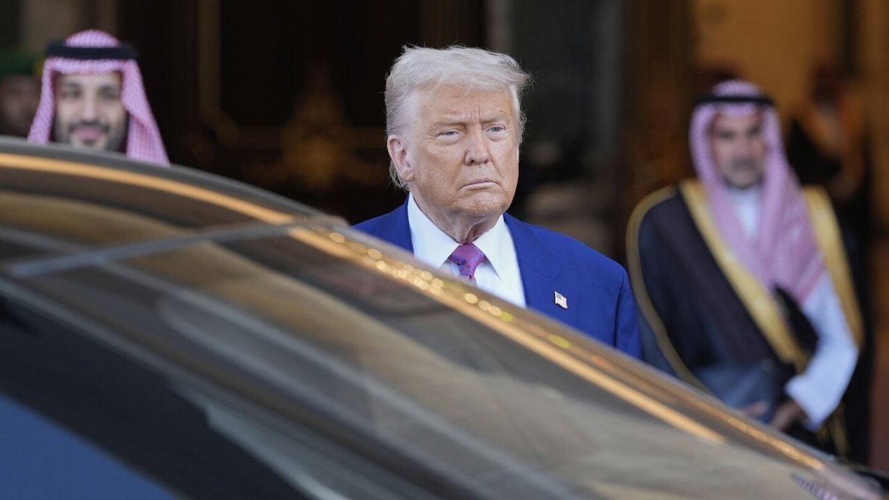 Trump meets Syrian leader after lifting sanctions -US official