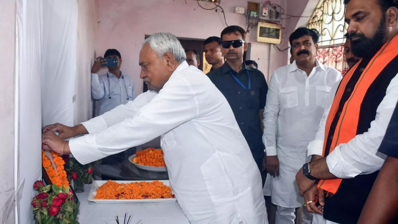 'Event-baazi': Congress attacks Nitish Kumar for 'red carpet' visit to ...