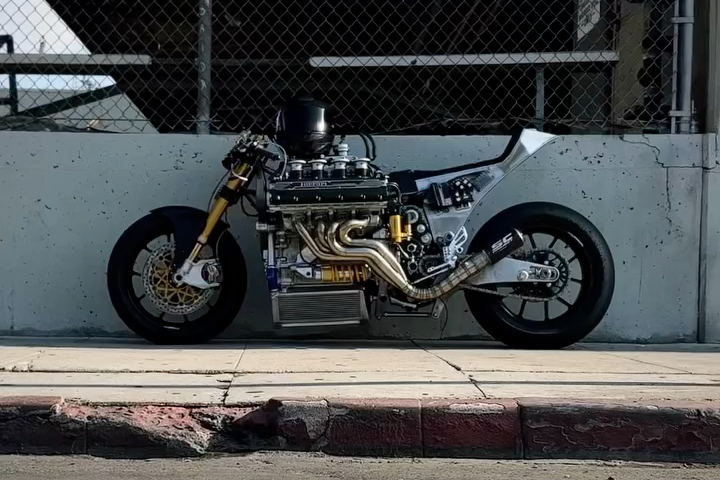 HF355 Hazan: la moto senza telaio con cuore Ferrari V8