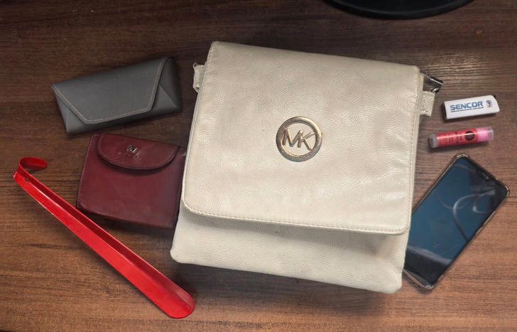 18 People Shared What Unusual Things Can Be Found in a Woman’s Bag