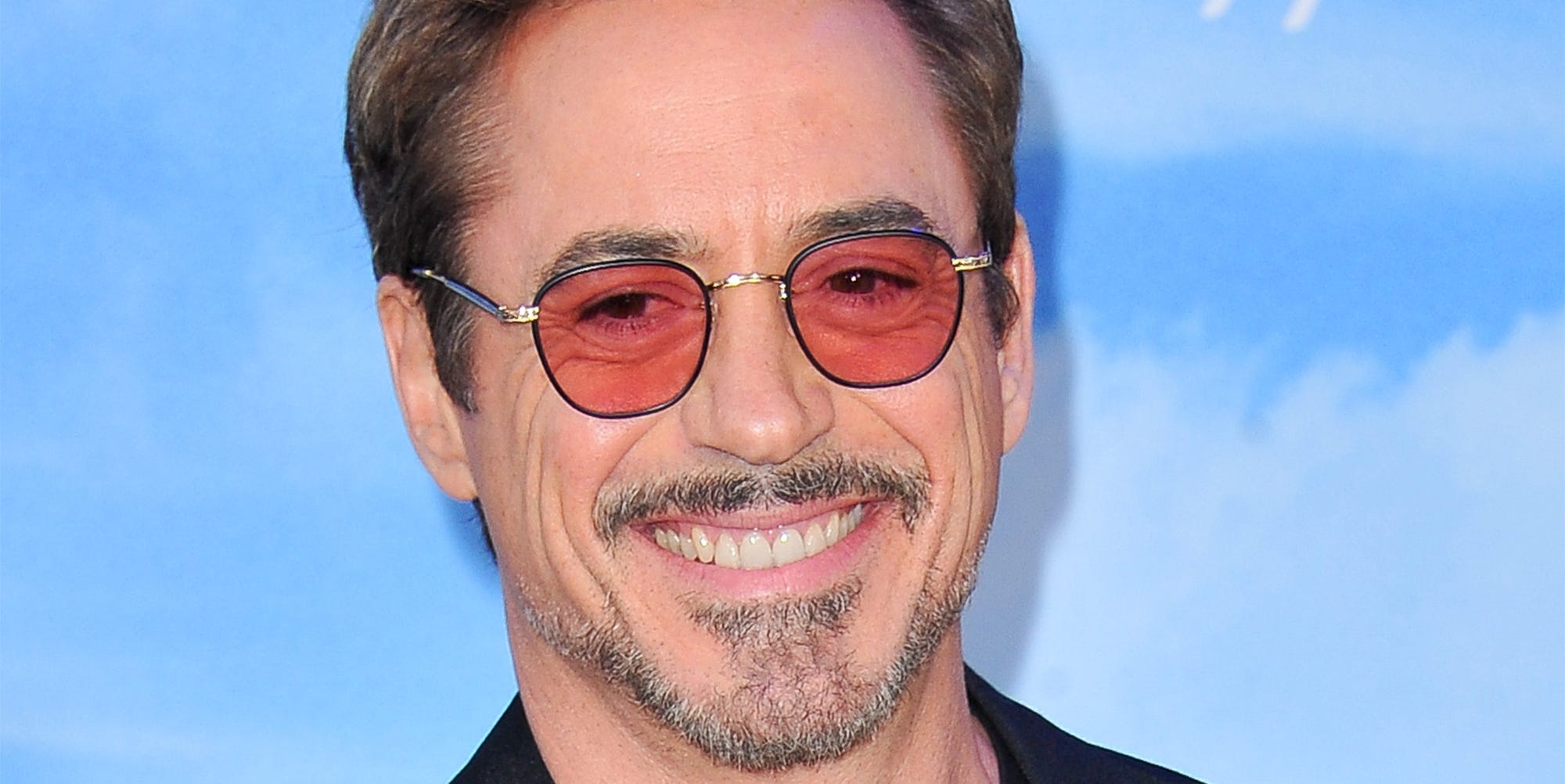 Robert Downey Jr. presume de brazaco a los 60 años mientras lee el libro de superación de otro ...