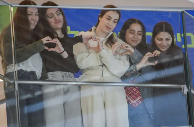 Hello and no goodbye: Released IDF observers mock Hamas commander after ...