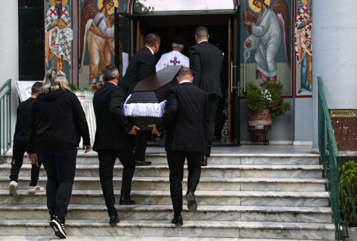 Λάρισα: Βαθιά οδύνη στην κηδεία της 52χρονης που δολοφονήθηκε από τον ...