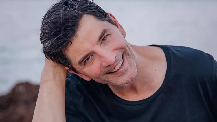 "Δαμάζει τα κύματα" ο Σάκης Ρουβάς | Το νέο video από τις καλοκαιρινές ...