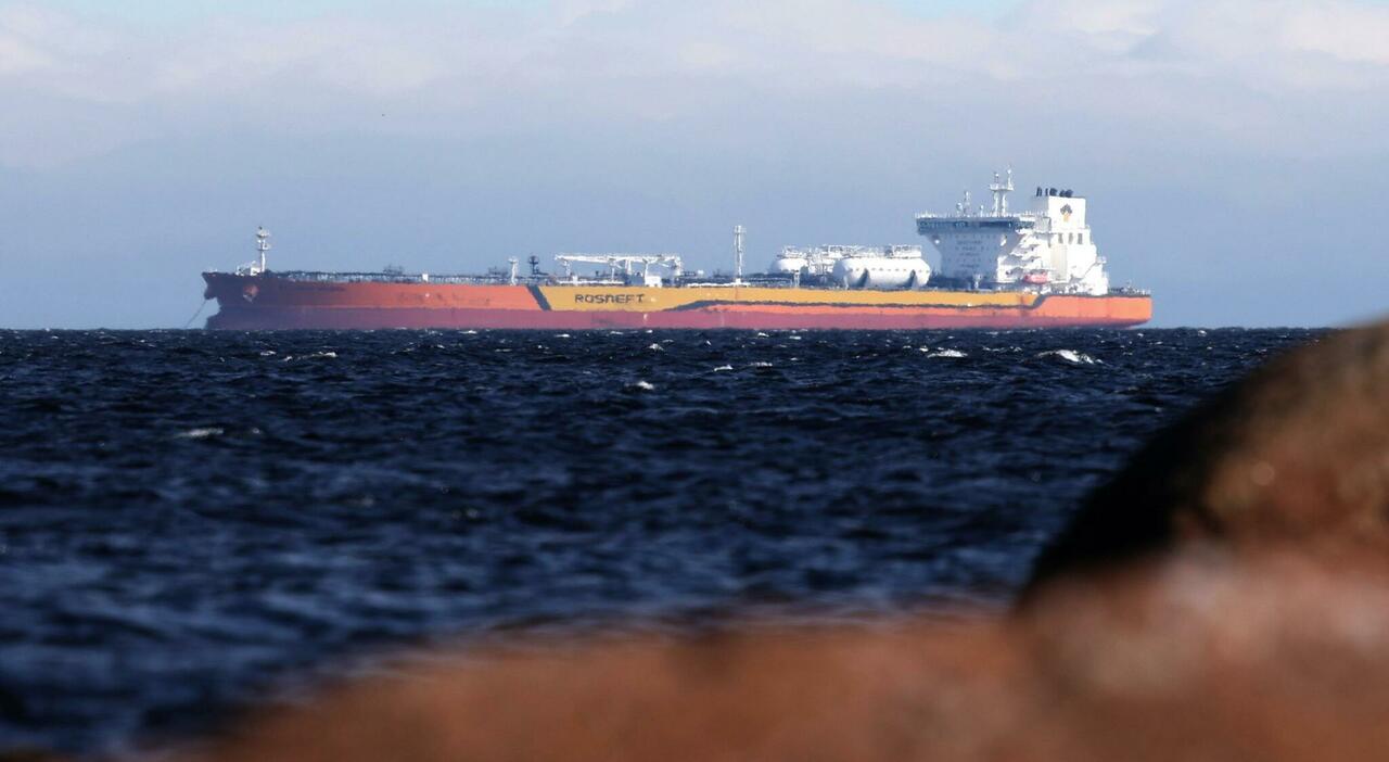 Russia, l'Ue approva nuovo pacchetto di sanzioni: colpita la "flotta fantasma" di Putin