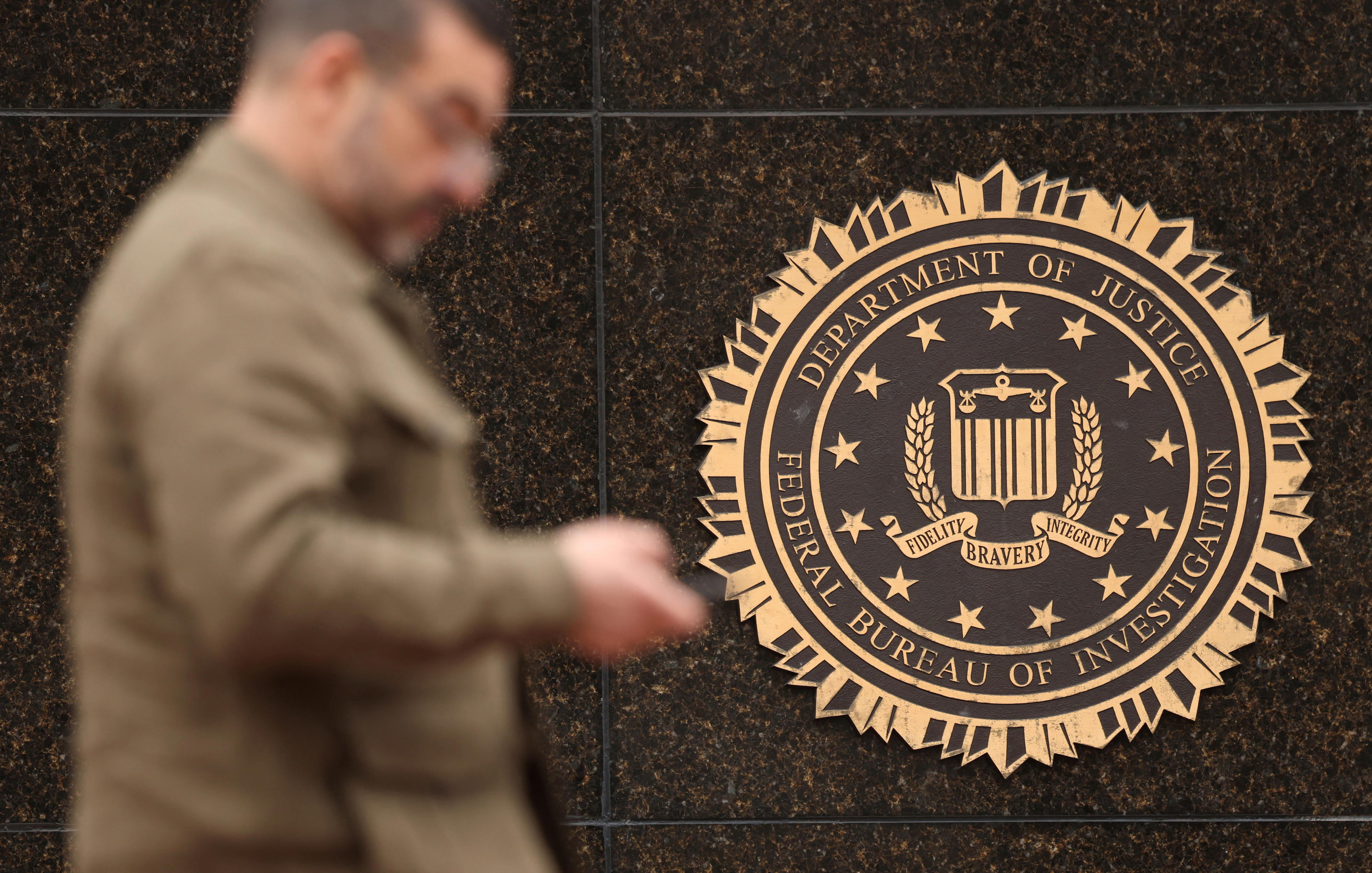 'Drop your weapon' FBI simulator demonstrates law enforcement decision ...