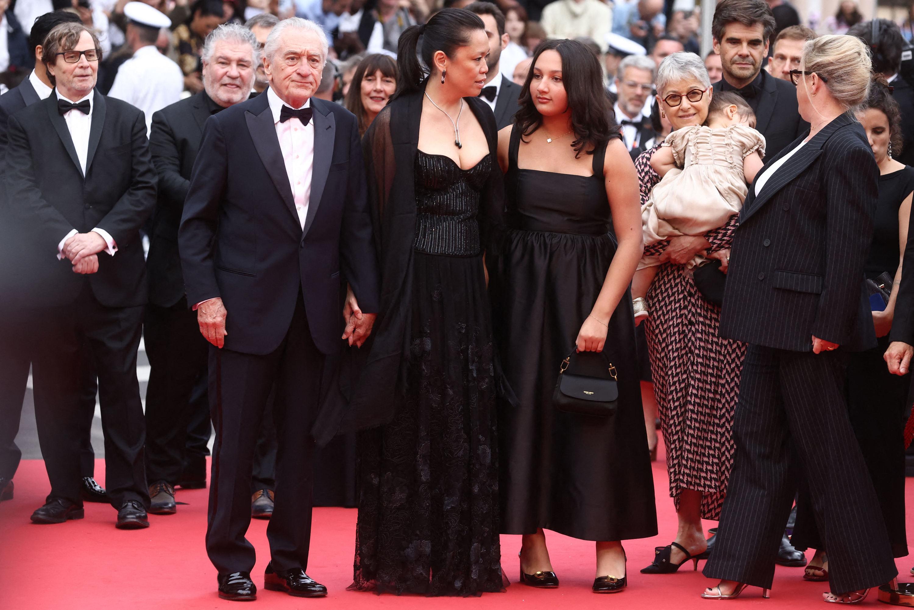 La fille de 2 ans de Robert De Niro et Tiffany Chen monte les marches du Festival de Cannes