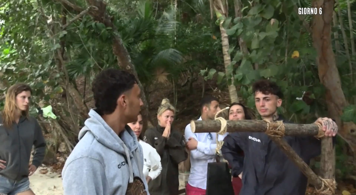 Isola dei Famosi, lite tremenda nel gruppo dei giovani naufraghi: cos’è ...