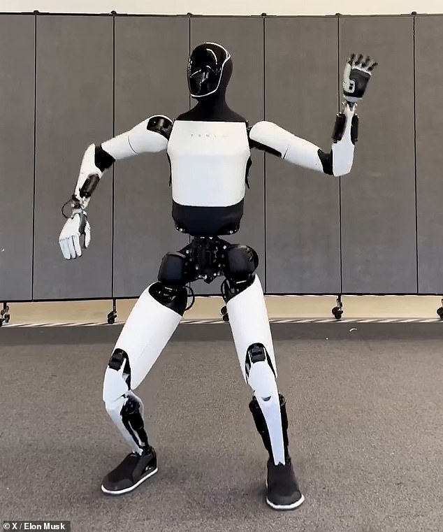 Elon Musk humiliated after showing off new robot before his AI admits ...