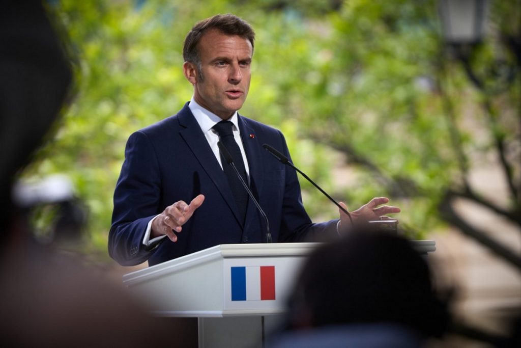 Francia, Macron: «Abbordata petroliera russo nel Mediterraneo»