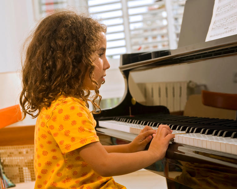 11 benefits of playing piano for kids (& when to start)