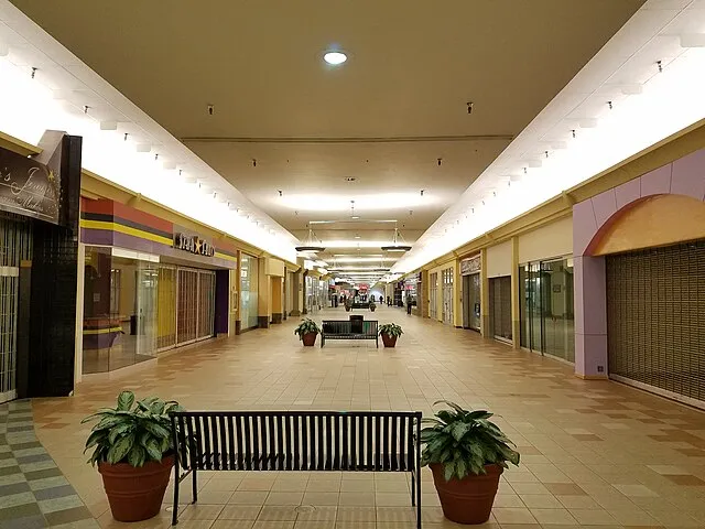 10 Iconic Mall Stores That Don’t Exist Anymore