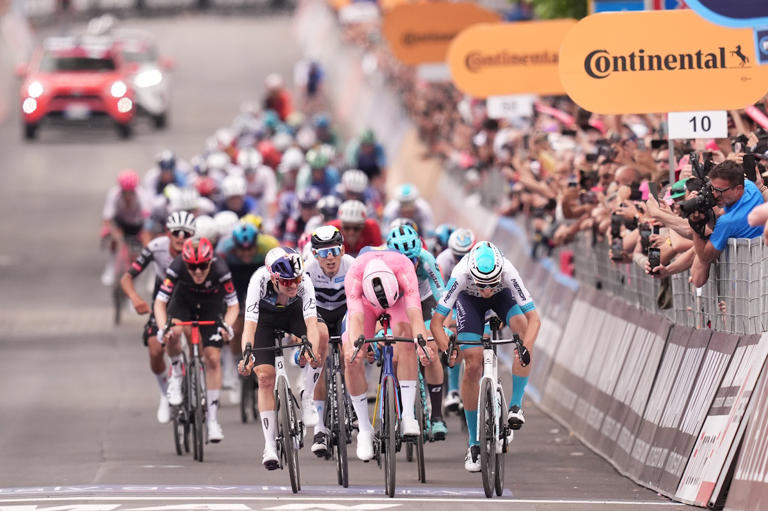 Giro d’Italia 2025, Mads Pedersen vince per un soffio su Edoardo ...