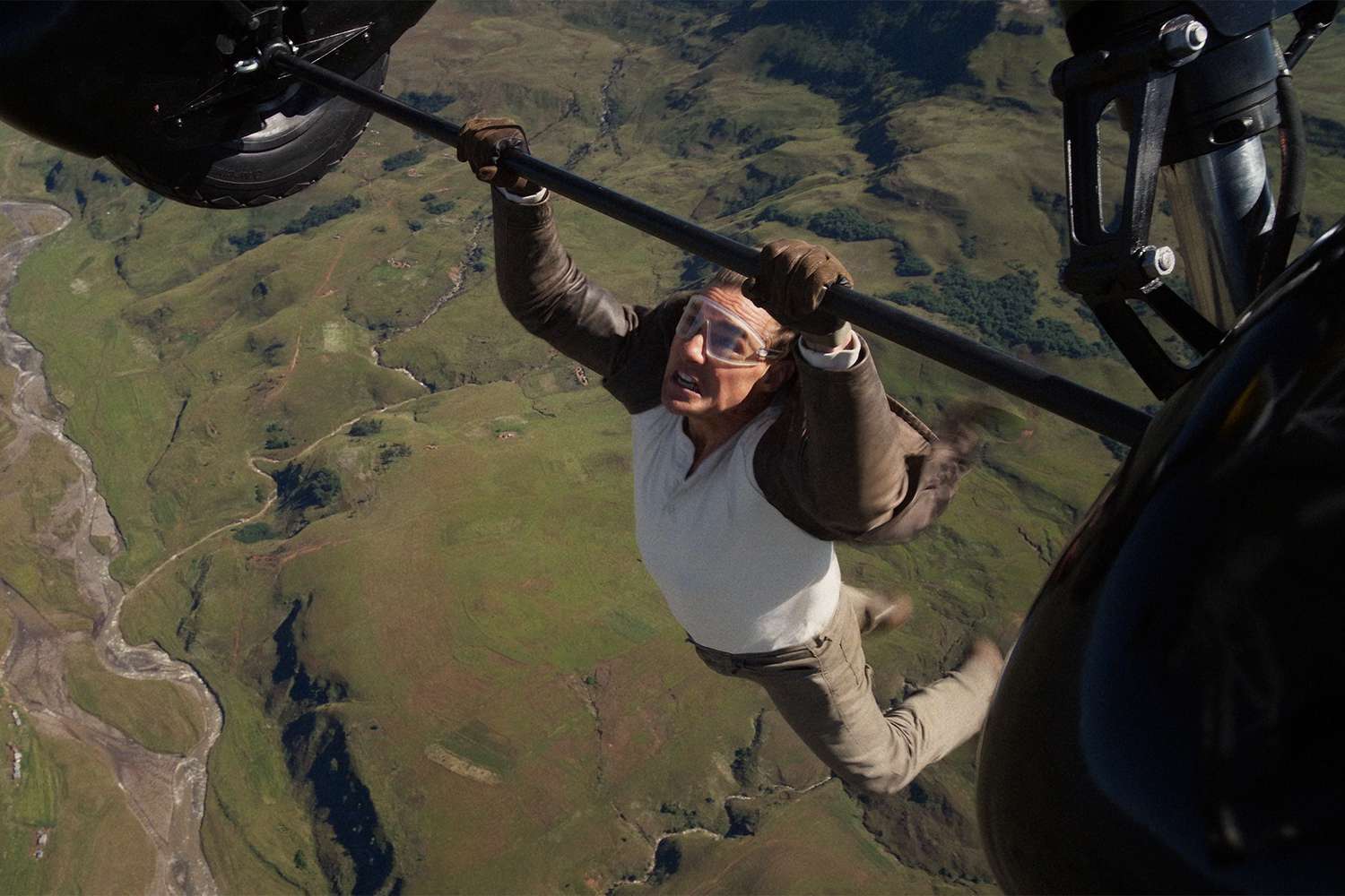 “Avevo le articolazioni staccate” – Tom Cruise racconta il suo stunt ...