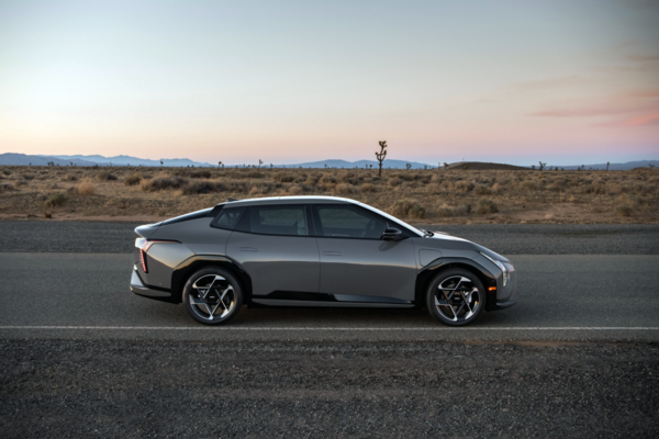 기아 EV4, 첫 전기 세단 도전… 533km 주행거리로 테슬라 모델3와 경쟁