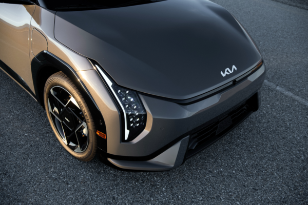 기아 EV4, 첫 전기 세단 도전… 533km 주행거리로 테슬라 모델3와 경쟁