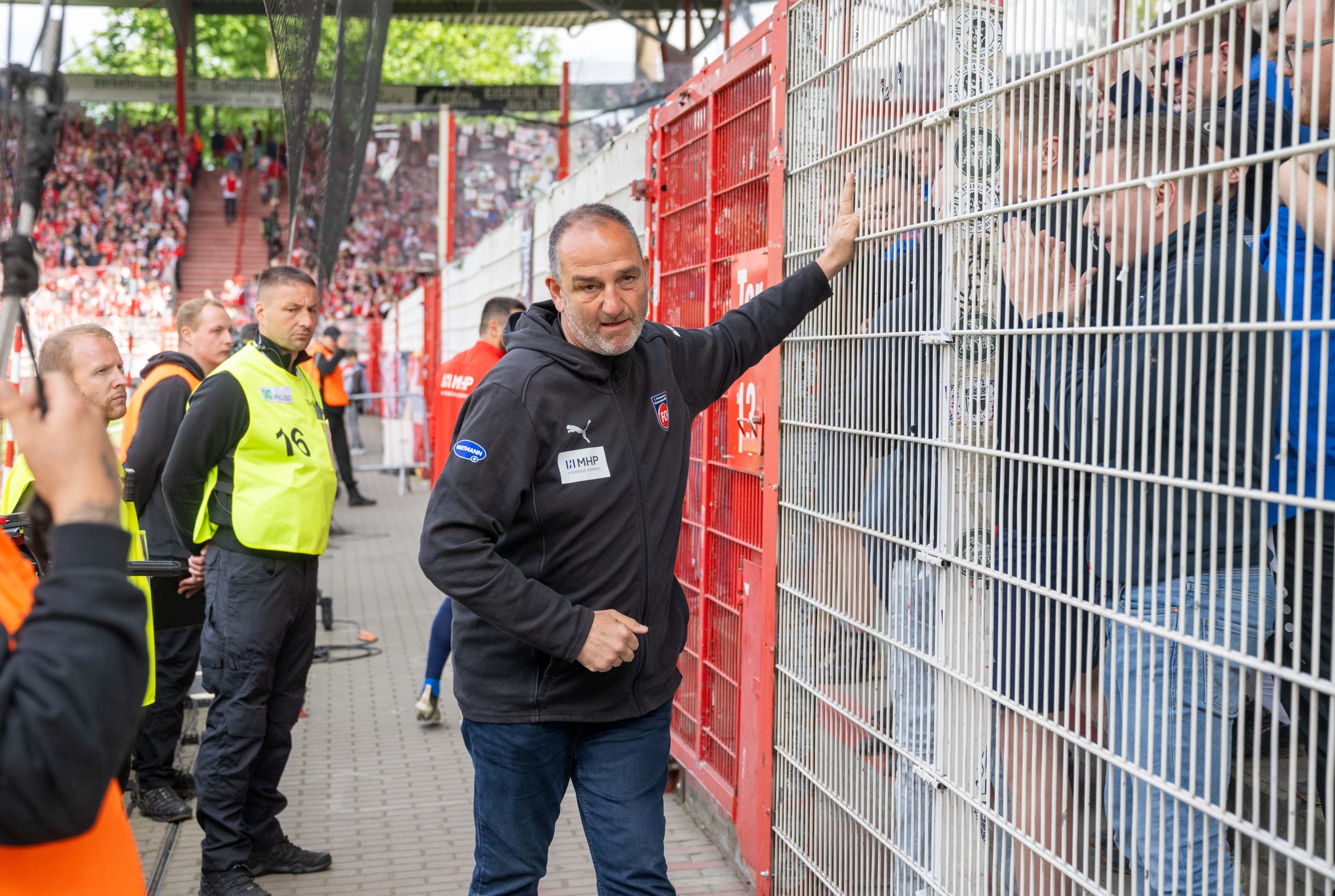 Festnahmen, Gewalt und Verletzte: So widersprüchlich bewerten ...
