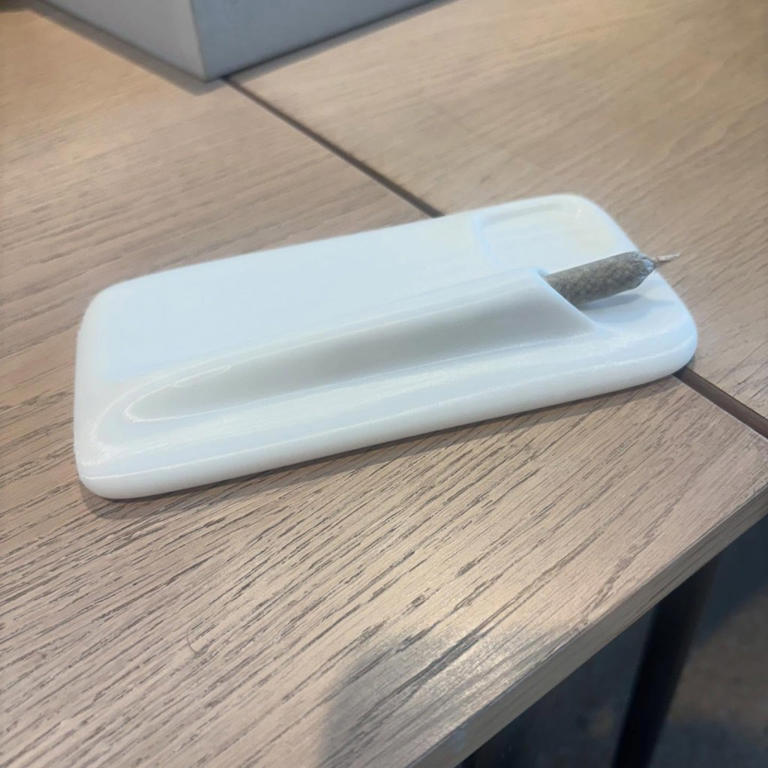 Justin Bieber rips off Hailey’s patented Rhode phone case to hold a ...