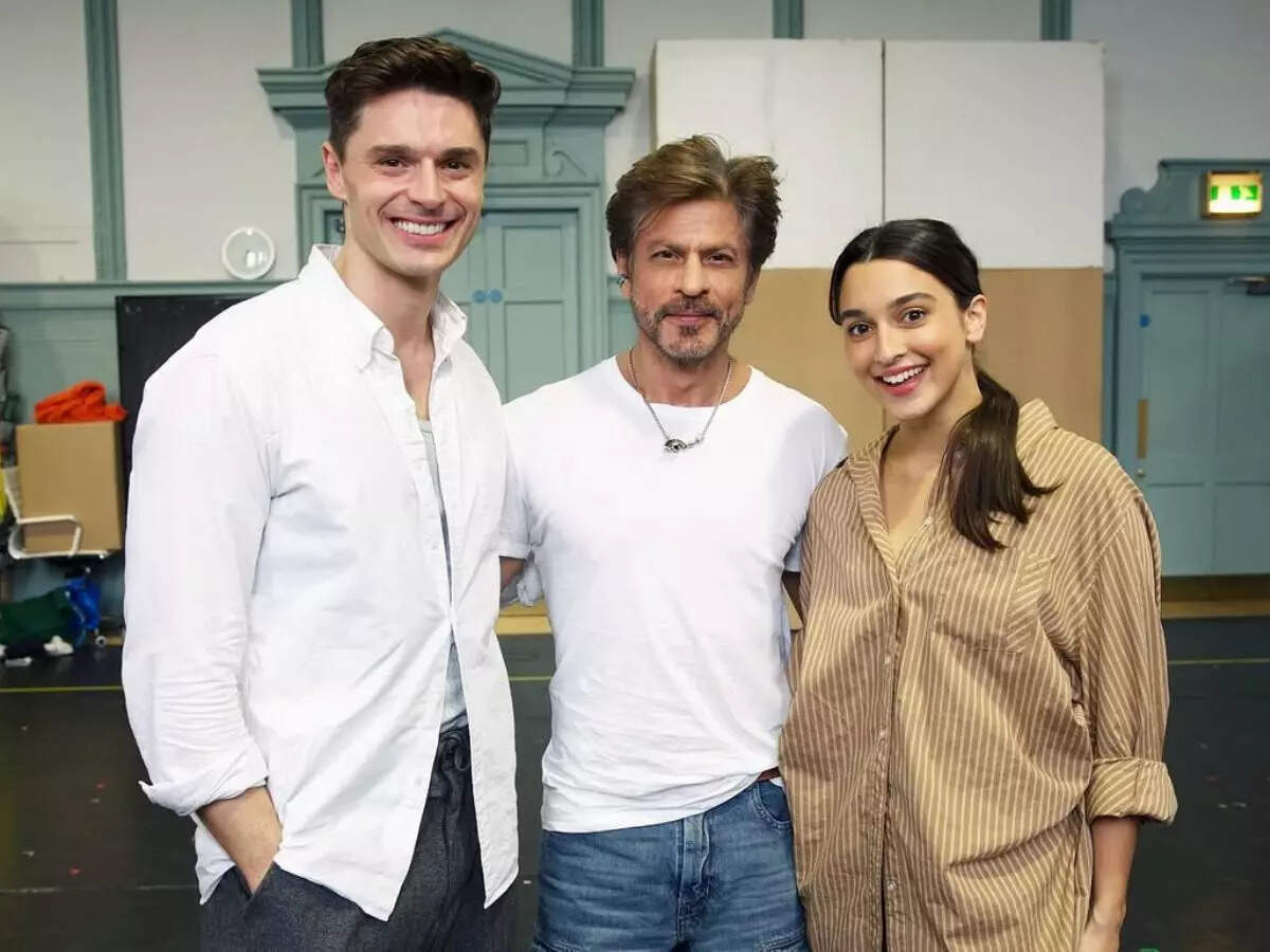 DDLJ returns after 30 years: Shah Rukh Khan meets new Raj and Simran as ...