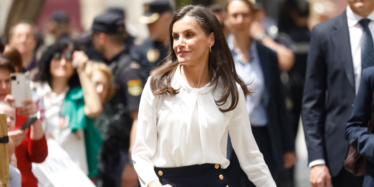 La reina Letizia estrena el pantalón marinero que afina la figura de la ...