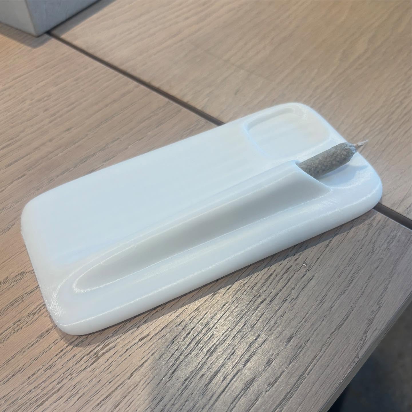 Justin Bieber rips off Hailey’s patented Rhode phone case to hold a ...