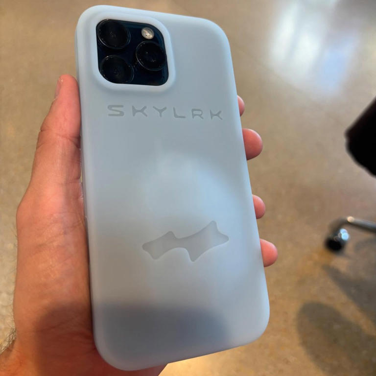 Justin Bieber rips off Hailey’s patented Rhode phone case to hold a ...