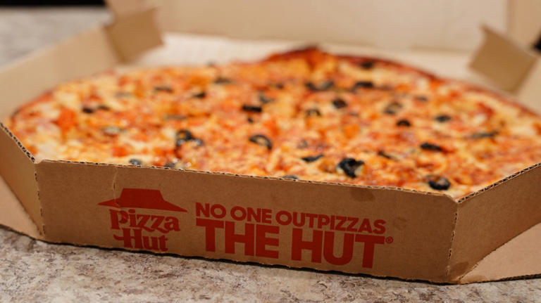 10 Differences Between Domino's And Pizza Hut, Explained