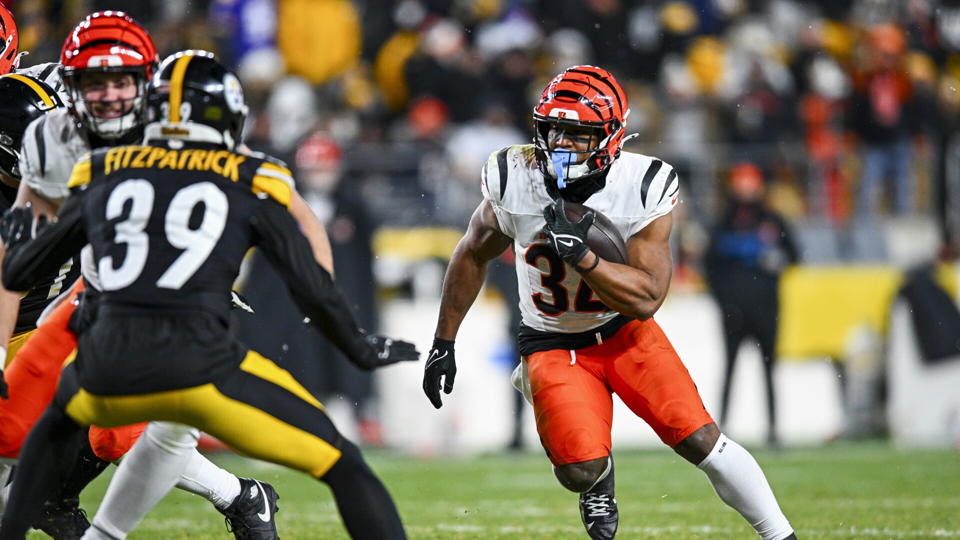 Patriots sign Trayveon Williams