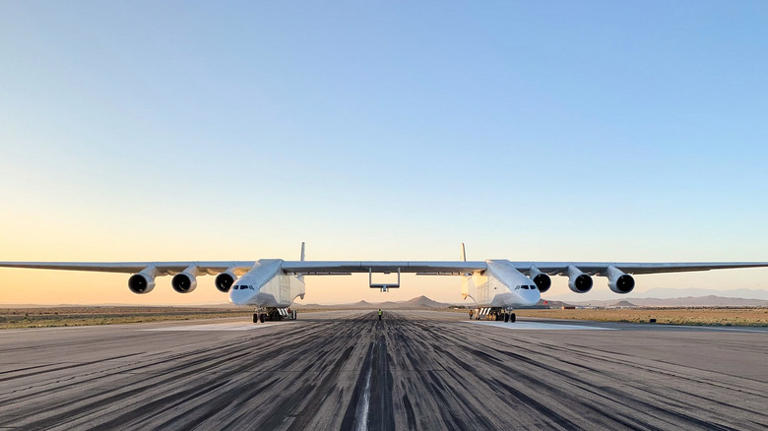Why Does The Stratolaunch Roc Jet Have 2 Cockpits?