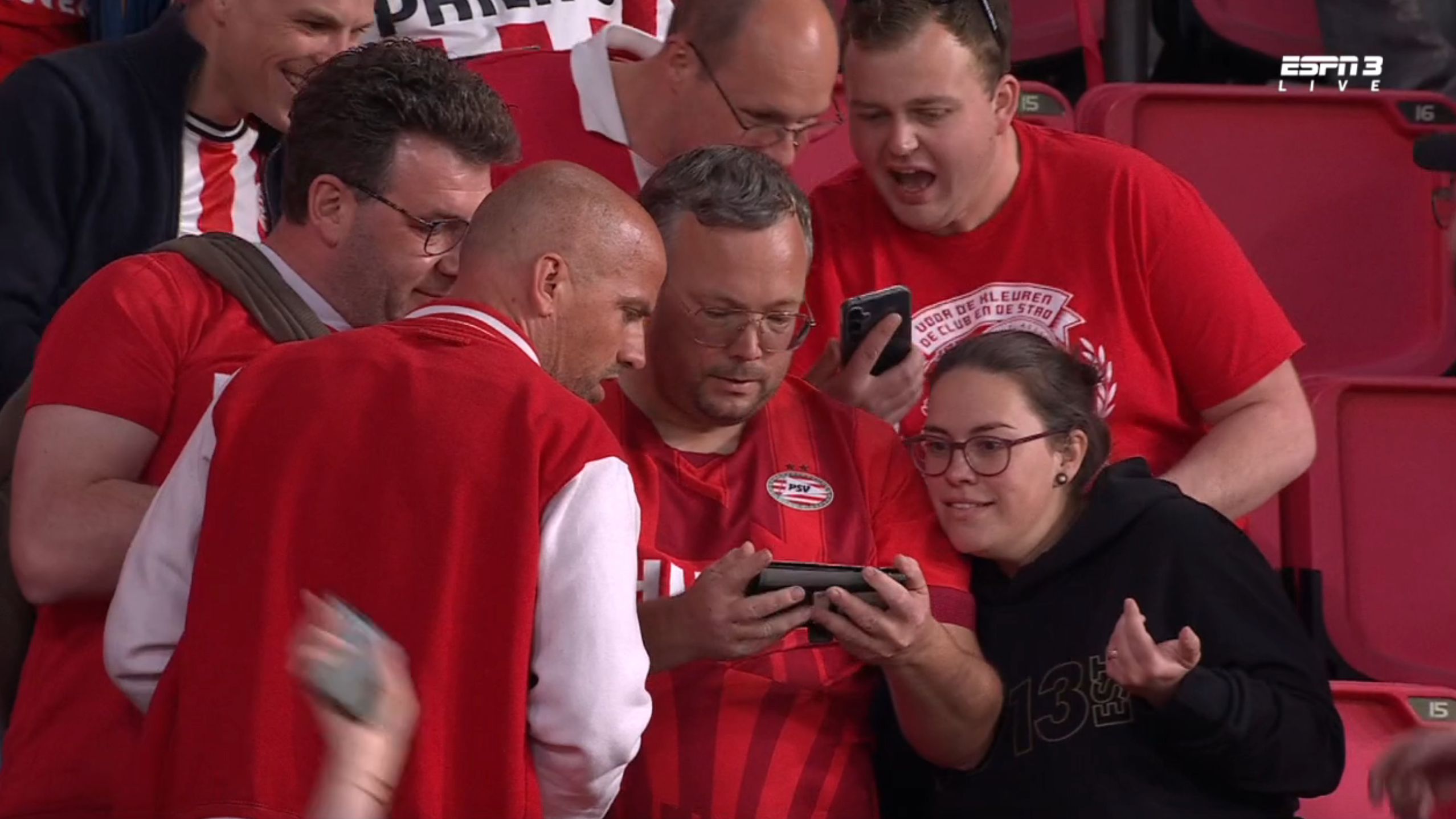 Beelden: publiek en spelers van PSV in volledige extase na laat ...