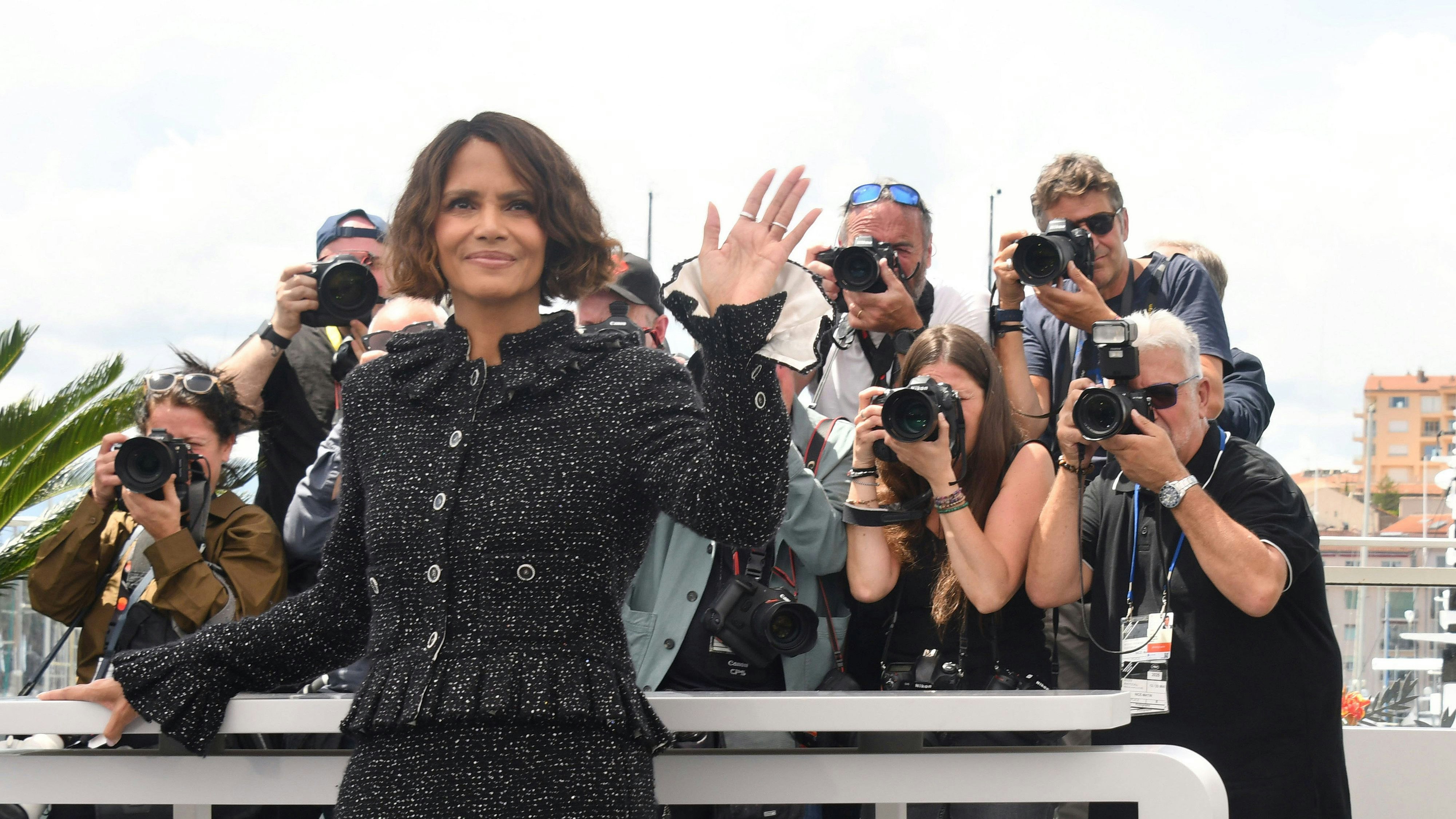 Vor rotem Teppich: Halle Berry muss Outfit wechseln