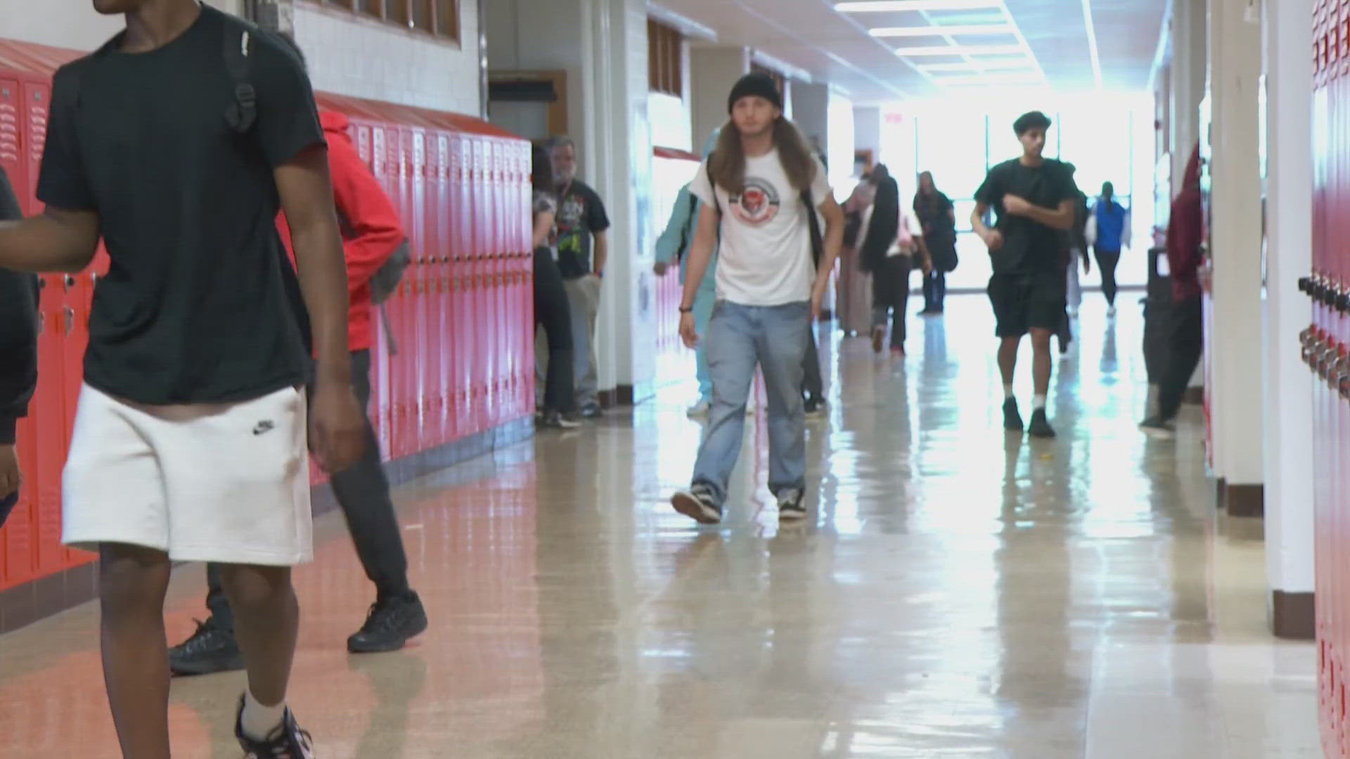 Governor Ivey signs FOCUS Act to prevent cell phone use in schools