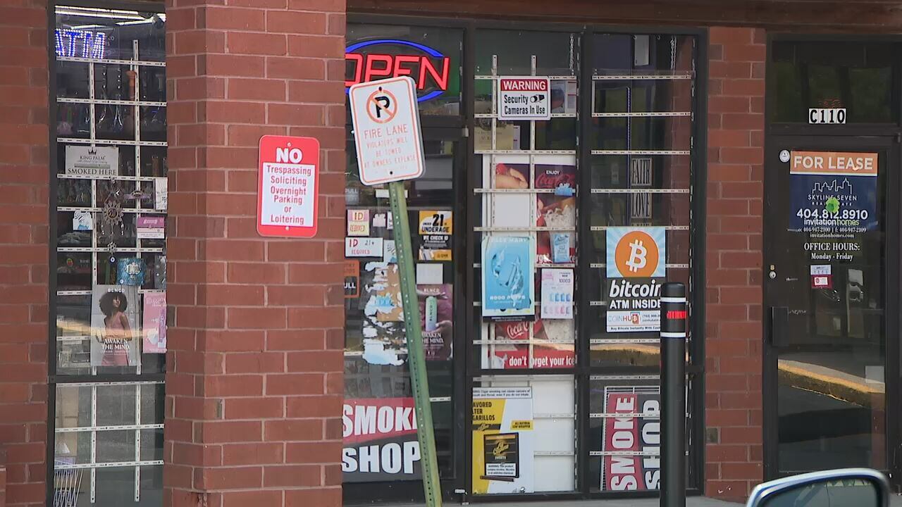 Gwinnett woman accused of beating vape shop manager after claiming he ...