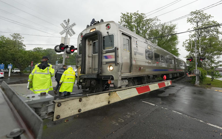 NJ Transit train was traveling at 25 mph when it struck man in Nanuet ...