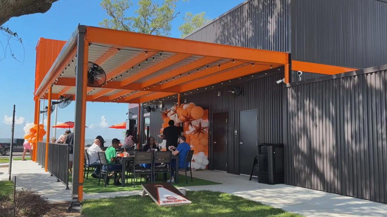 Smalls Sliders opens new Coast location