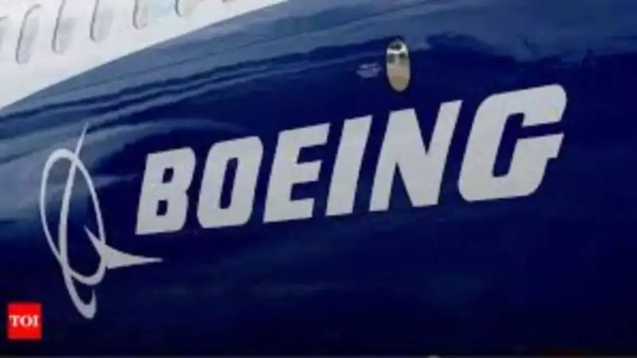 Boeing stock price: Boeing hits new high after $200 billion jet order ...