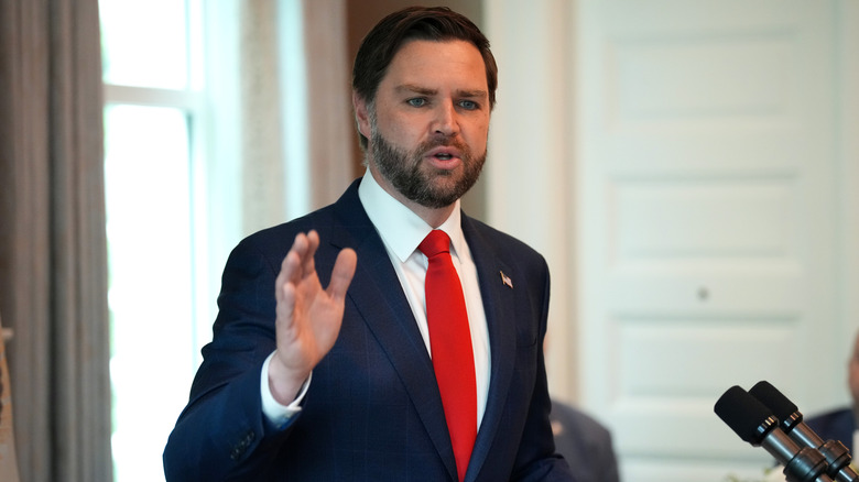 JD Vance's Early Morning Smokey Eye Looks Even More Absurd Next To A ...