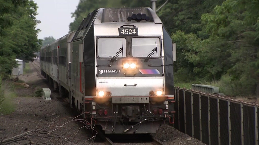 NJ Transit, engineers union hold more talks in attempt to avert Friday ...